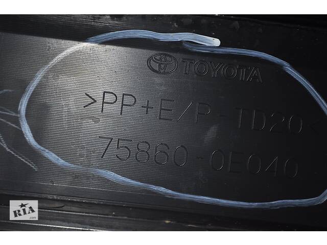 Toyota молдинг накладка порога левый 75860-0e040 | Купить на Запчасти ...
